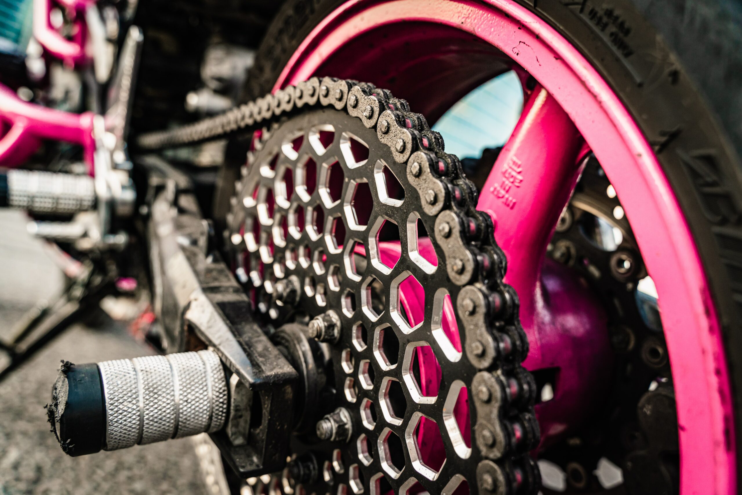 Comment changer un kit chaîne moto ? - Oovango