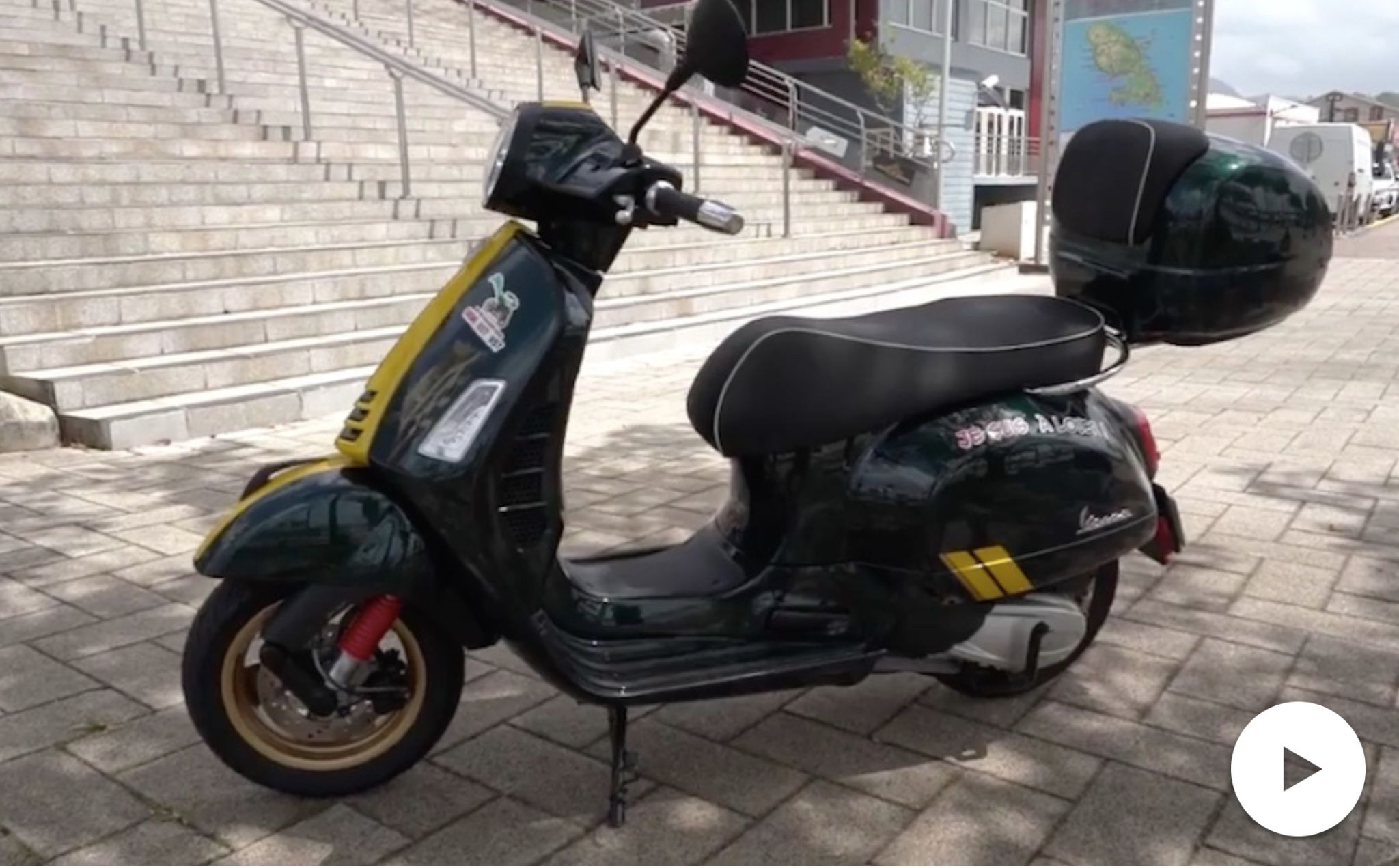 La Vespa Racing Sixties : revisiter un classique ! - Oovango