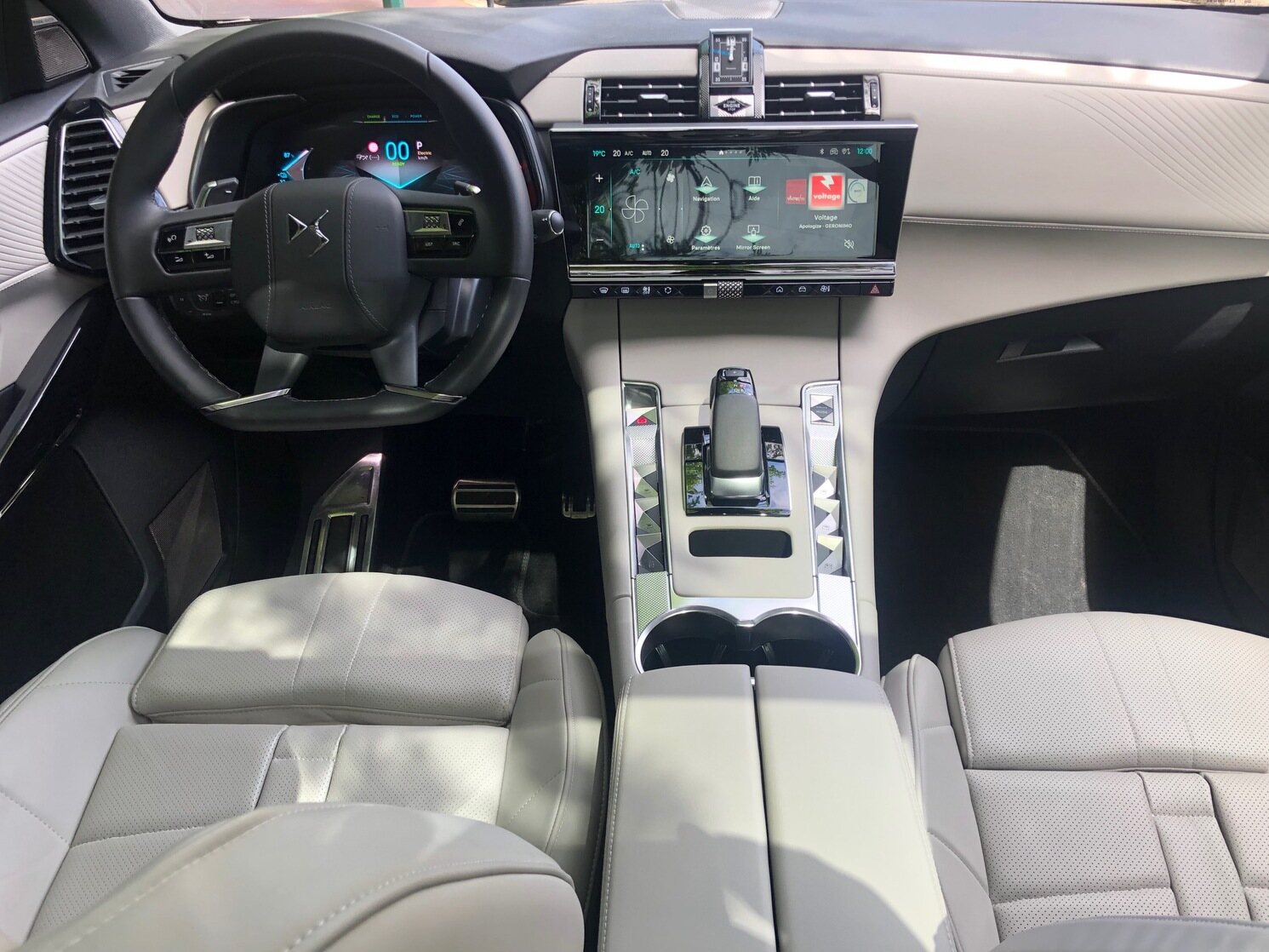 DS7 E-Tense 4x4 360 : raffinement et performances à la française - Oovango